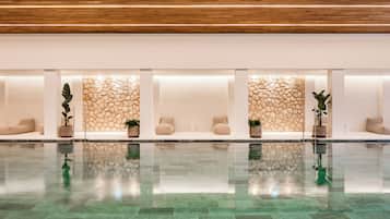 Piscina interna, 3 piscinas externas, guarda-sóis, espreguiçadeiras