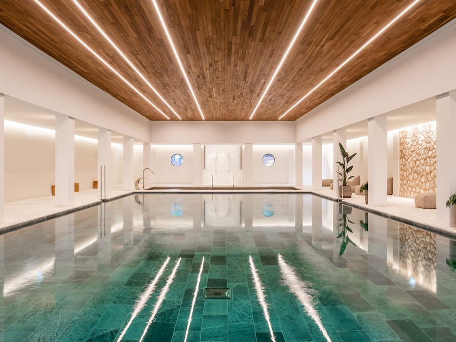 Piscina interna, 3 piscinas externas, guarda-sóis, espreguiçadeiras