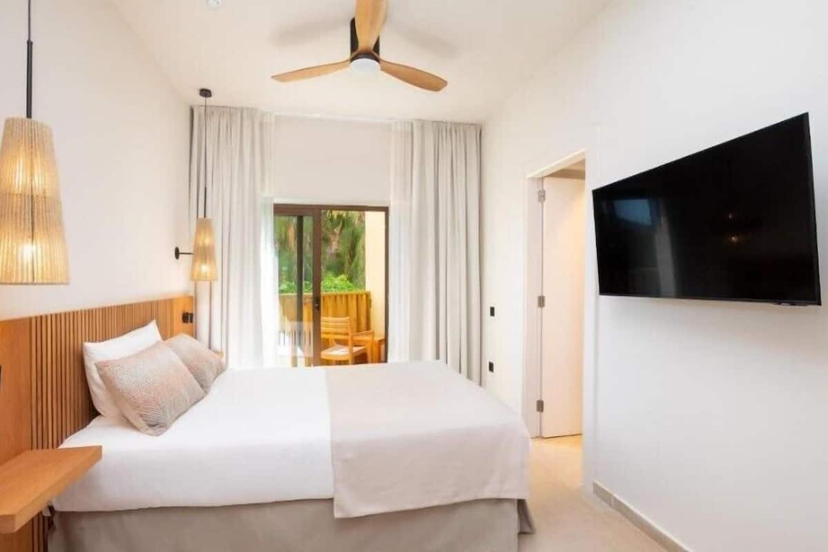 Edredões de penas, cofre no quarto, cortinas/cortinados opacos