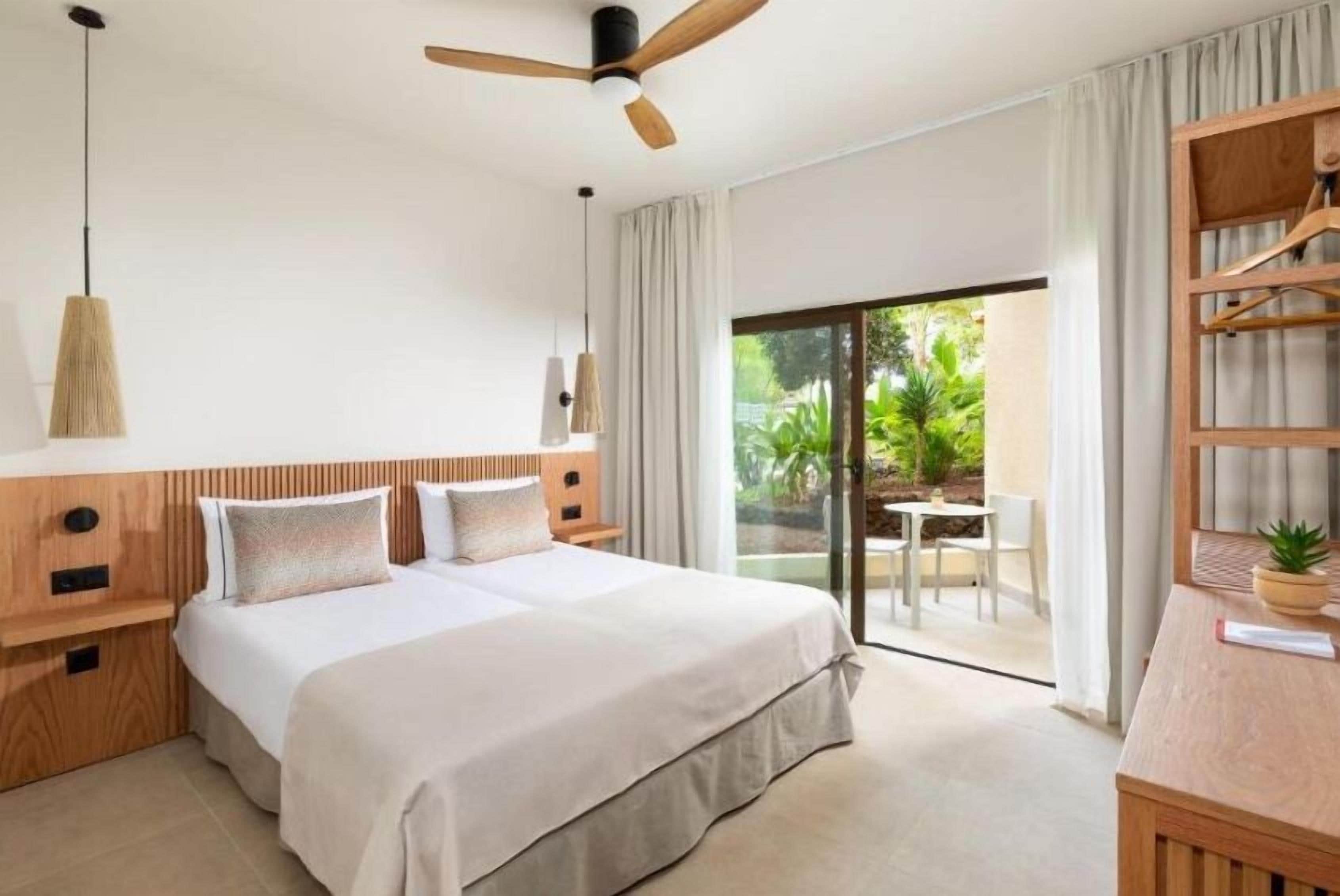 Edredões de penas, cofre no quarto, cortinas/cortinados opacos 
