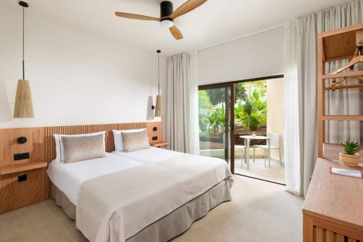 Edredões de penas, cofre no quarto, cortinas/cortinados opacos