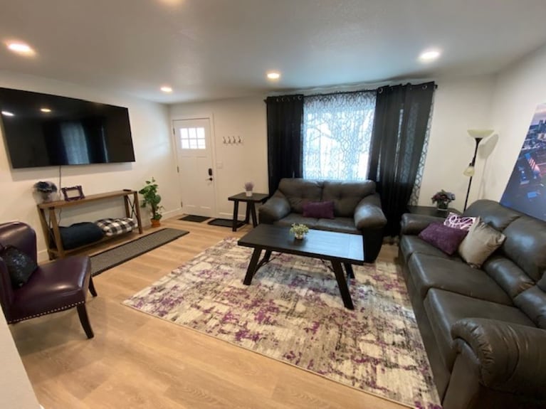 Spacious 4br Denver Home: 4 King Beds, Pet Friendly, Arcade & Backyard - Colorado