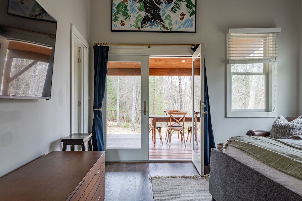 Cozy Cottage W/ Hot Tub, Pond, And Fireplace - Kerhonkson, NY