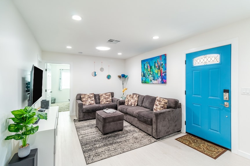 Cheerful 3 Bdrm + 2 Bth Perfect For 31+ Days Stay - 阿罕布拉