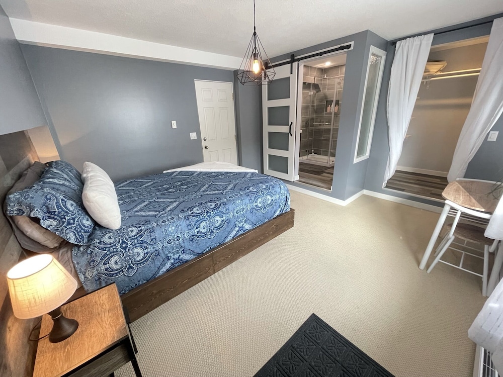 3 Bed/2 Bath Lower Half Ski Chalet Recently Updated And Modernized - Armstrong