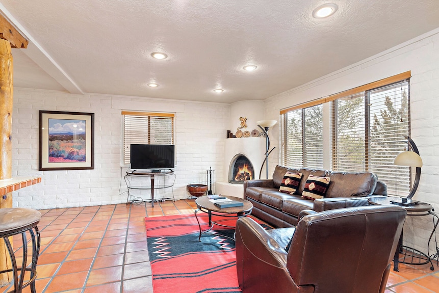 Fort Marcy 16 | Walk To Plaza | Kiva Fireplace | Full Kitchen | Hot Tub | Pool | 2 Levels - Santa Fe