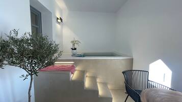 Deluxe Suite with Indoor Jacuzzi | Roupas de cama premium, camas com colchões pillow-top, frigobar