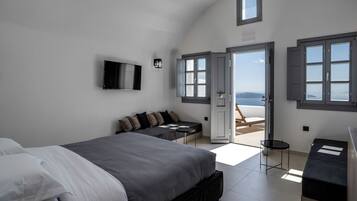 Executive Suite with indoor heated plunge pool | Roupas de cama premium, camas com colchões pillow-top, frigobar