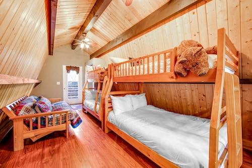 Mountain & Ski Slope View Cabin 3bd/3bth Sleeps 10 - Big Bear Lake, CA