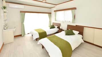 Casa Básica (1-4pax for 2 rooms on1F, 5-6pax for 3) | Edredões de penas, Wi-fi grátis