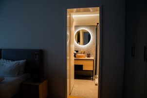 Estúdio Design | Casa de banho | Um polibã, um chuveiro fixo, um secador de cabelo, toalhas fornecidas 