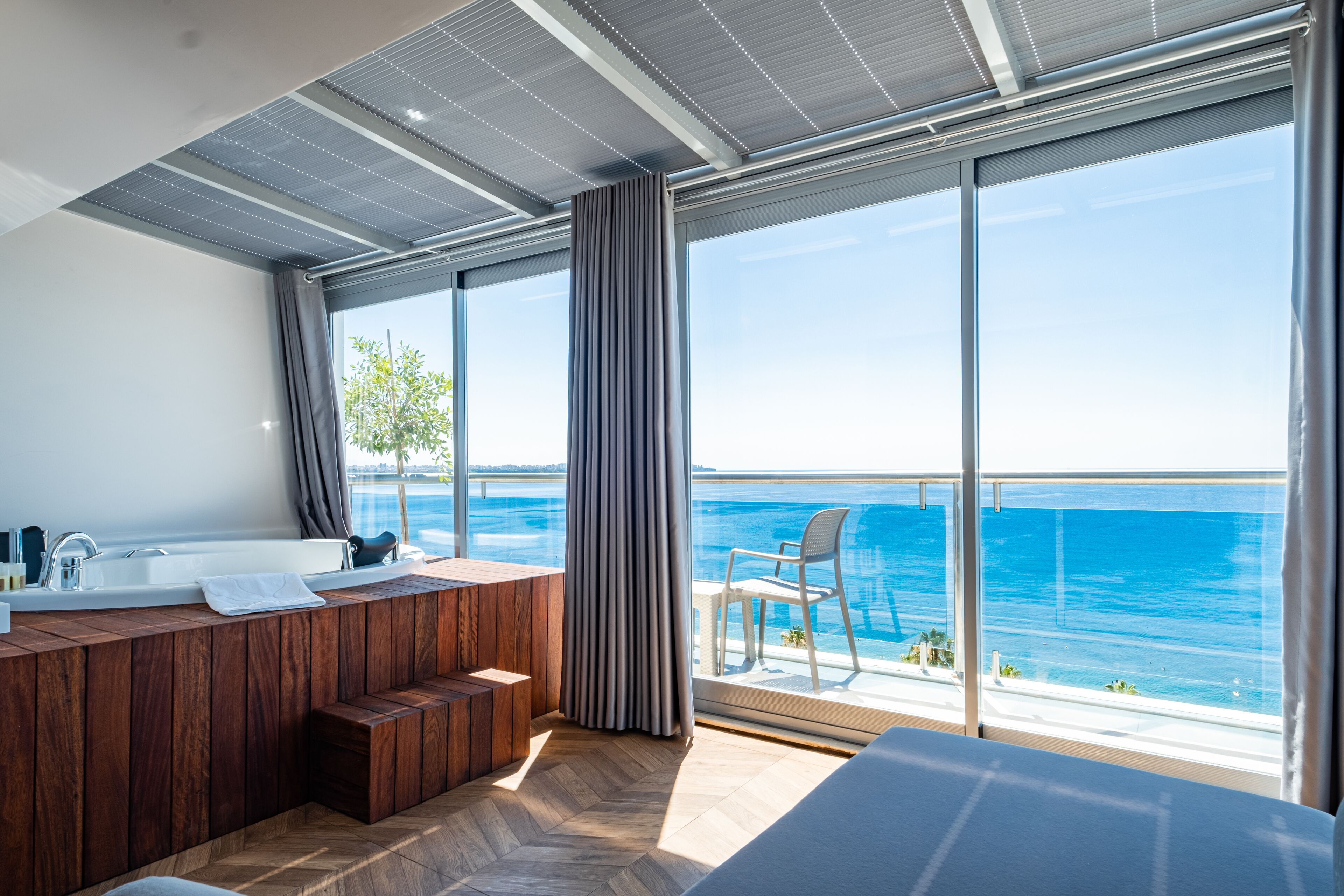 Quarto Duplo Romântico | Minibar, cofre com capacidade para portátil 