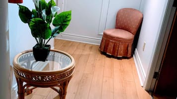 Quarto econômico, 1 cama King, para não fumantes, banheiro privativo | Ferros/tábuas de passar roupa, Wi-Fi de cortesia, roupa de cama