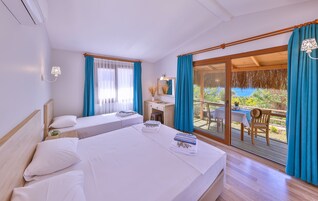 Quarto Superior, vista parcial para o mar | Wi-fi grátis, roupa de cama fornecida 