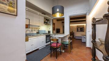 Apartamento Comfort | Cozinha privada | Um frigorífico, um forno, uma placa de cozinha, moinho de café