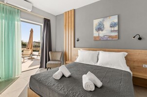 Deluxe Double Pool View Room | Roupa de alta qualidade, camas de colchão pillowtop 
