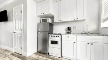 Quarto Duplo Familiar | Cozinha privada | Um micro-ondas, uma placa de cozinha, uma cafeteira/bule
