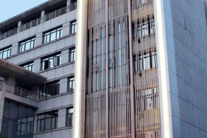 Um edifício moderno com vários andares, caracterizado por uma série de janelas e varandas.