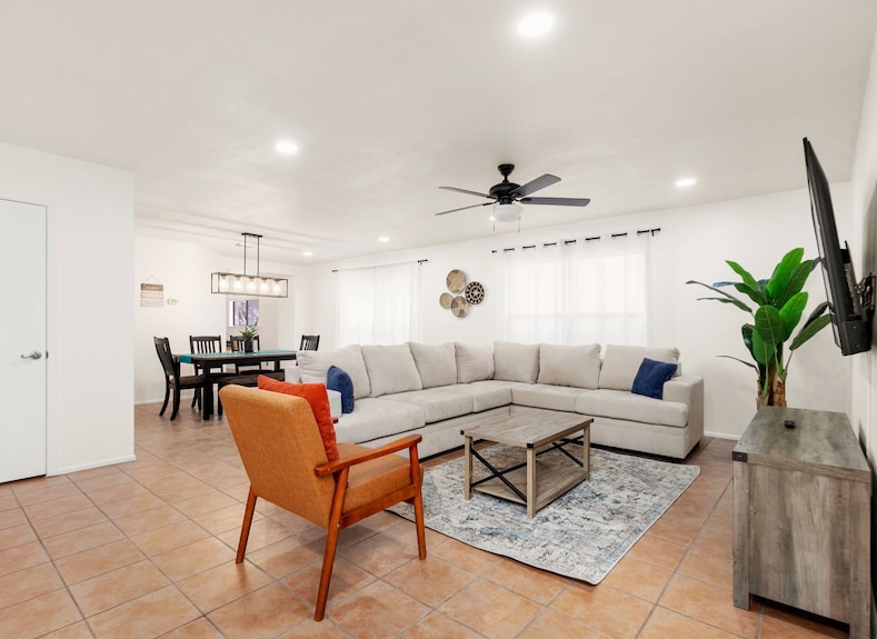 Spacious House W/ Gameroom/bbq/firepit Next Seaworld & Lackland Afb - San Antonio, TX