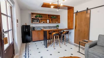 Suite Premium, 1 cama king-size e sofá-cama, frigorífico e micro-ondas, vista para a piscina | Cozinha privada | Uma máquina de café expresso, uma cadeira de bebé, grelhador