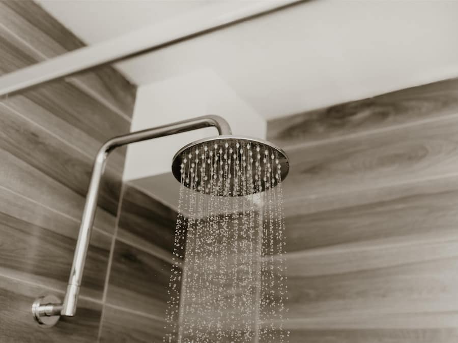 Chuveiro, chuveiro com efeito de chuva, produtos de toalete grátis