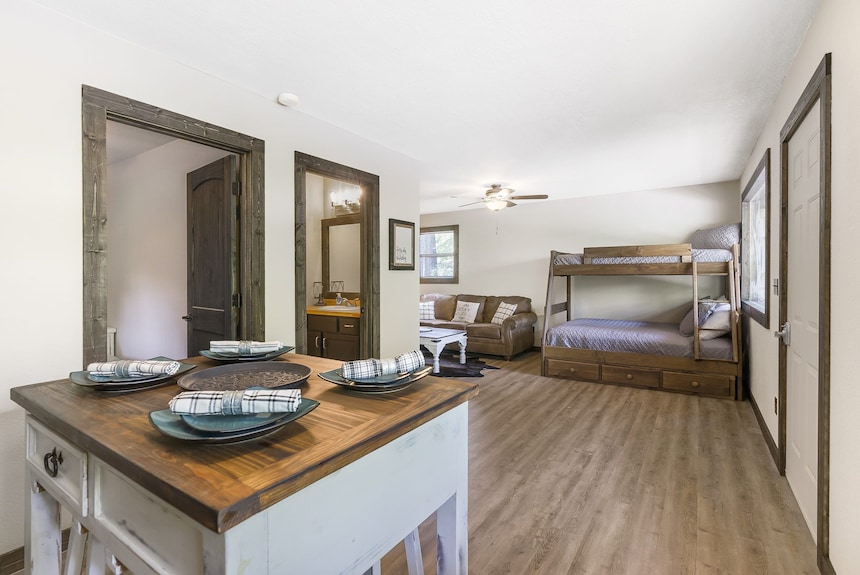 1 Mile To Sdc | Wooded Cabin Sleeps 6 + Firepit - Missouri