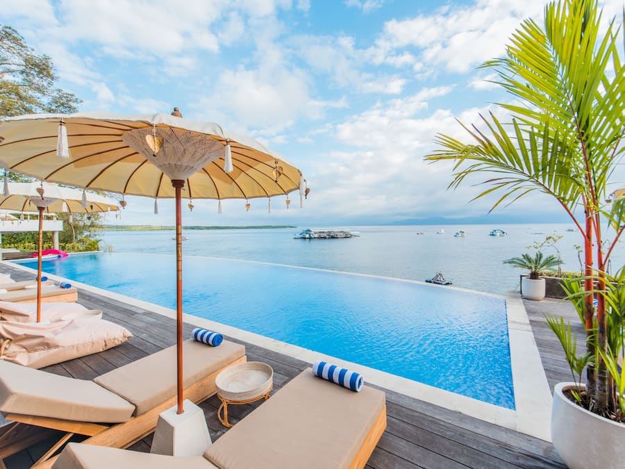 Piscina exterior, espreguiçadeiras