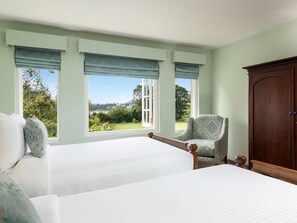 Quarto Twin Deluxe | Minibar, cofre no quarto, ferro/tábua de engomar, Wi-fi grátis 