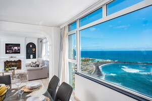 Cobertura presidencial, 2 quartos, vista para o mar, de frente para a praia | Área de estar | Smart TV 55 polegadas com canais via satélite, TV