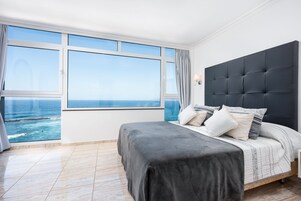 Cobertura presidencial, 2 quartos, vista para o mar, de frente para a praia | Cofres nos quartos, Wi-Fi de cortesia, roupa de cama