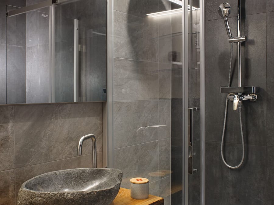 Apartamento conforto | Banheiro | Chuveiro, toalhas de banho, papel higiênico