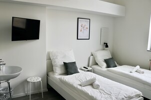 Quarto Económico, 3 camas individuais | Roupa hipoalergénica, Wi-fi grátis, roupa de cama fornecida 