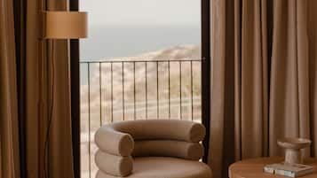 Junior Suite with Ocean View | Minibar, cofre com capacidade para portátil, secretária