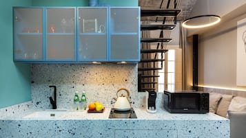 Dúplex Cidade, 1 quarto, terraço, Vista para a cidade | Cozinha privada | Um frigorífico/congelador grande, um micro-ondas, uma placa de cozinha