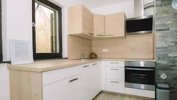 Apartamento (Apartment Triglav view with balcony) | Cozinha privada | Um frigorífico, mesas de jantar