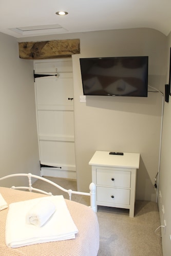 Stylish Cottage Inc. Breakfast, Sleeps 4 - Bakewell