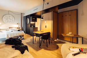 Roupa de alta qualidade, cofre no quarto, secretária