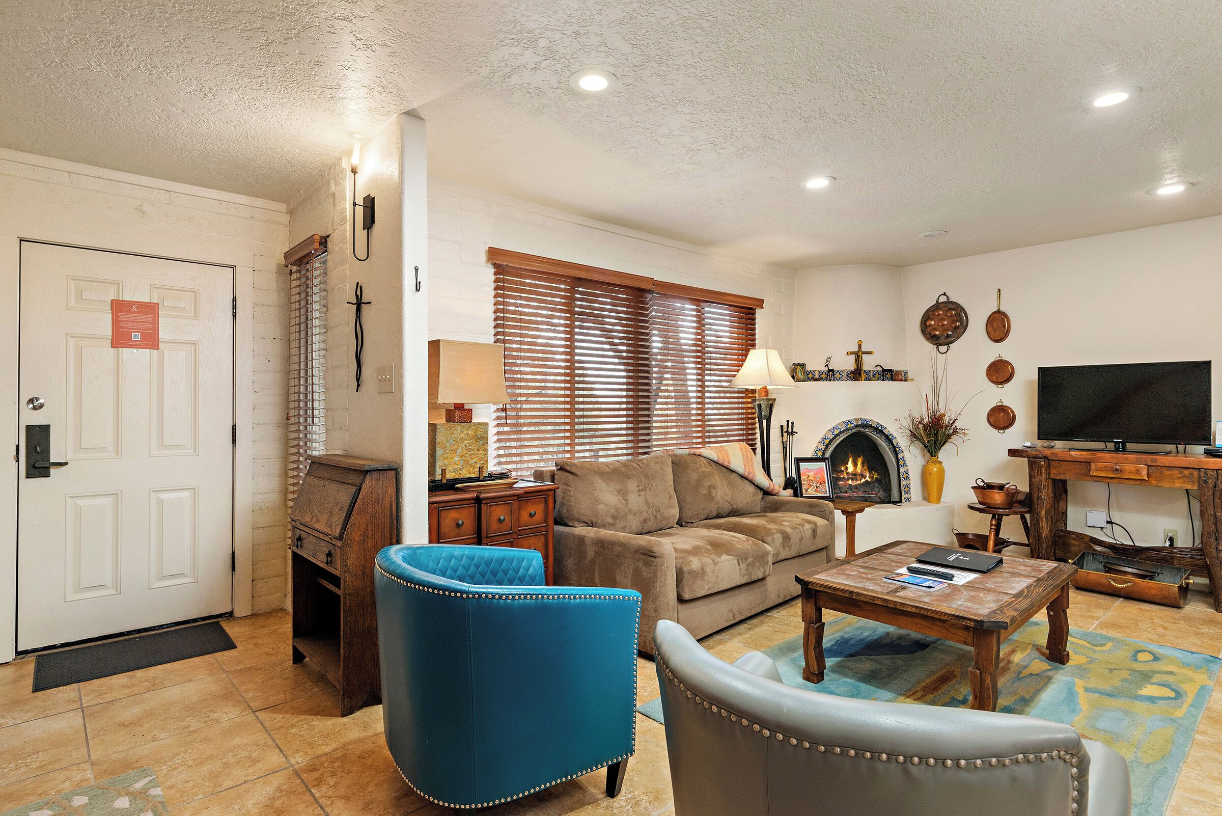Fort Marcy 26 | Walk To Plaza | Kiva Fireplace | Full Kitchen | Hot Tub | Pool | 2 Levels - Santa Fe, NM
