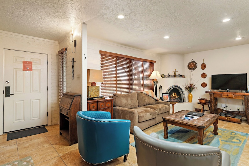 Fort Marcy 26 | Walk To Plaza | Kiva Fireplace | Full Kitchen | Hot Tub | Pool | 2 Levels - Santa Fe, NM