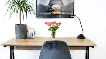 Suite-Estúdio Design | Sala de estar | Televisor plasma de 45 polegadas com canais por cabo, televisor