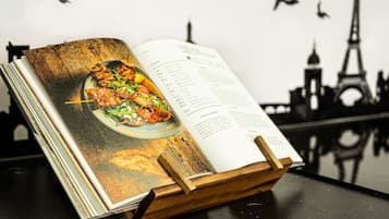 Suite-Estúdio Design | Cozinha privada | Um frigorífico, um forno, uma placa de cozinha