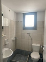 Quarto Quádruplo Básico | Casa de banho