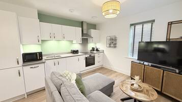 Apartamento design, banheiro privativo, vista para o pátio | Cozinha compartilhada