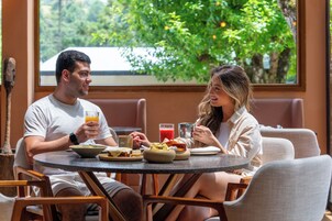 Café da manhã com pratos da culinária local grátis todos os dias