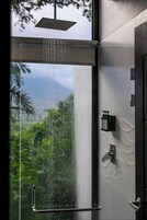 Um polibã, um secador de cabelo, roupões, toalhas fornecidas 