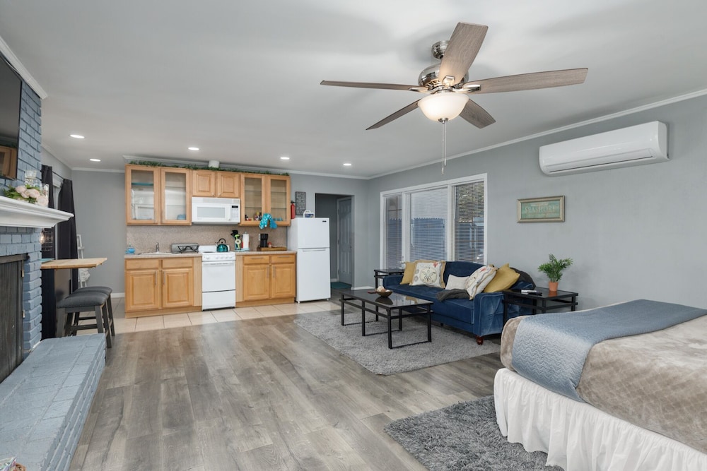 Chic Vegas Studio - Pool, Patio, Bbq+ 3 Miles To Strip! - Henderson, NV
