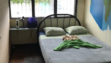 Quarto casal econômico | Wi-Fi de cortesia, roupa de cama