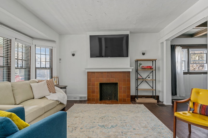 **Heart Of Elmwood Village Cozy Apartment** - KeyBank Center