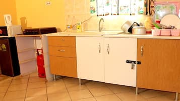 Casa Familiar | Cozinha privada | Um frigorífico, um micro-ondas, utensílios de cozinha, mesas de jantar