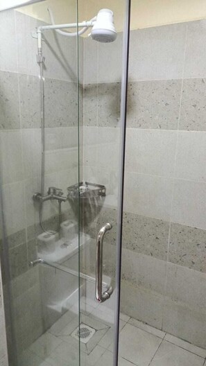 Estúdio Empresarial | Casa de banho | Um polibã, artigos de higiene pessoal grátis, um bidé